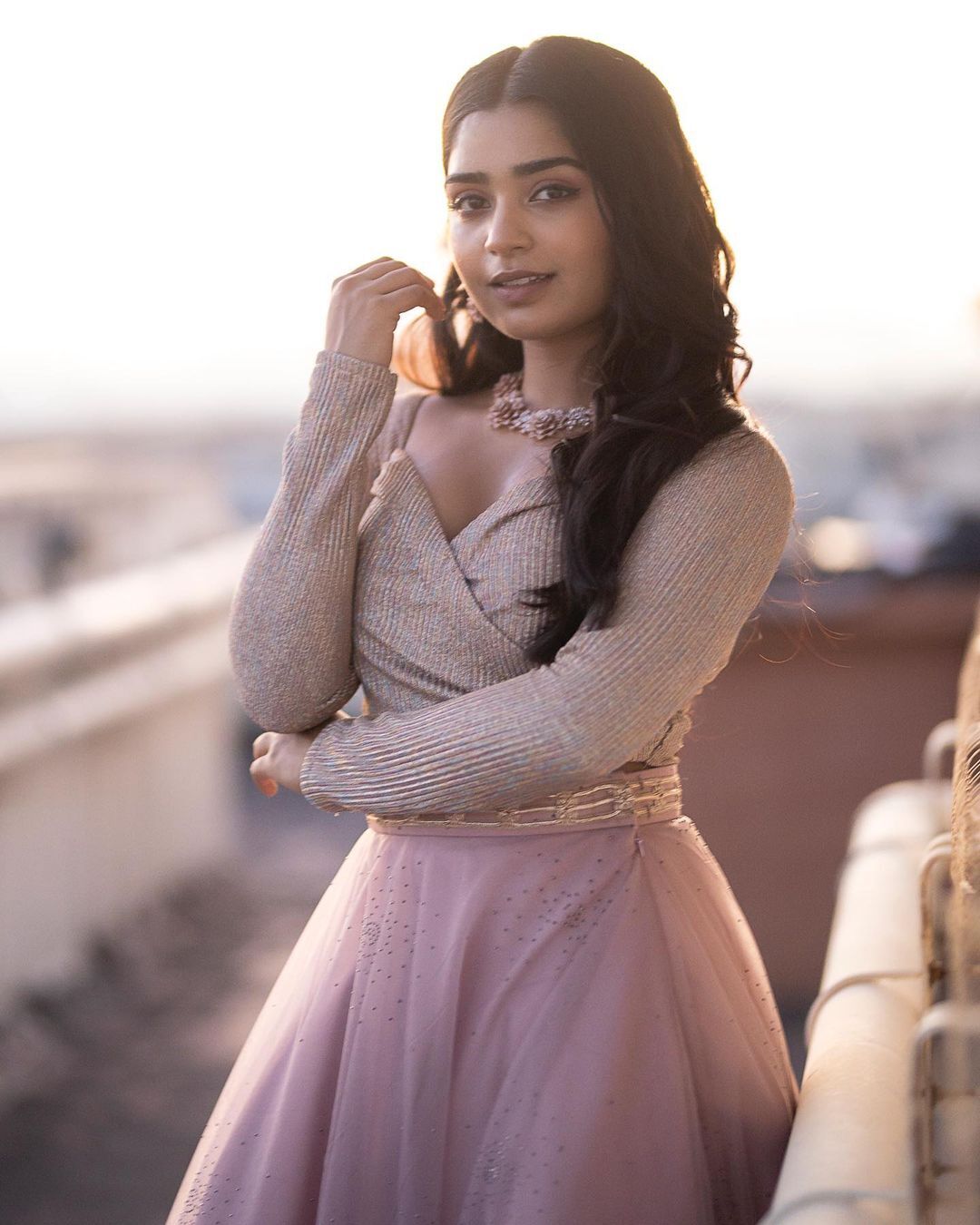 இவ்வளவு சிறுசா இருக்கே.. சிவப்புக் கலரில்.. அசத்தல் தொப்பியில்.. 96 ...