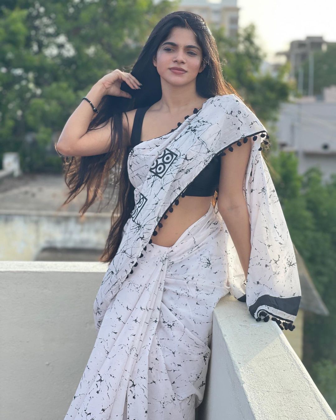 சிலிர்க்க வைக்கும் பேரழகு.. நடிகை திவ்யபாரதியின் செம ஹாட் போட்டோஸ் ...