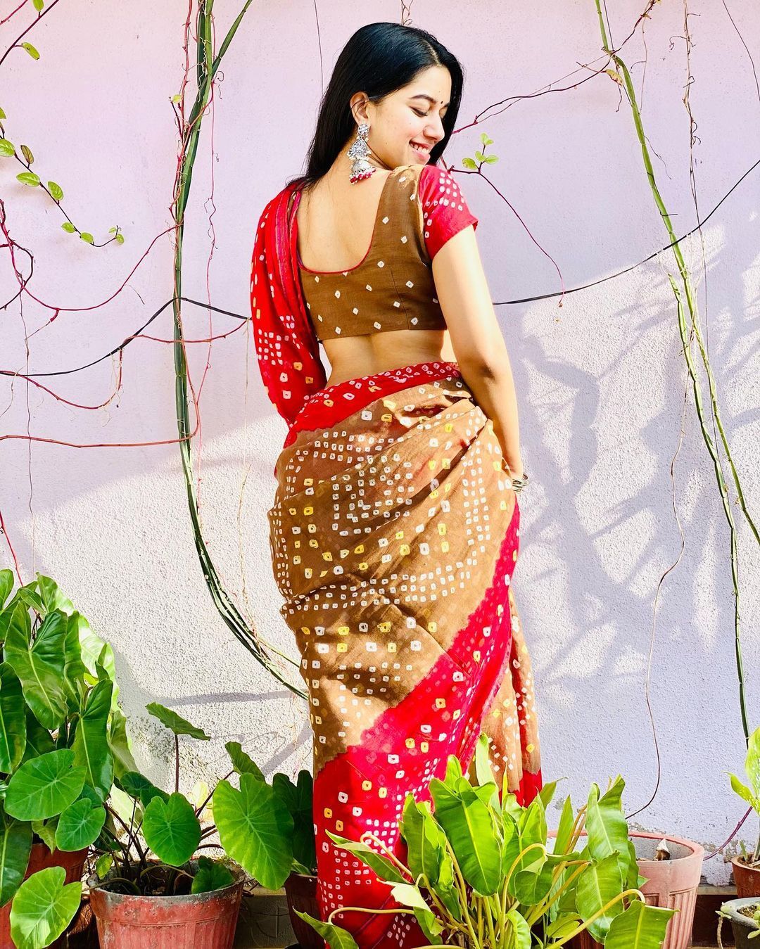 சேலையில் சிலைபோல் இருக்கும் நடிகை மிர்னாளினி ரவியின் ஹாட் போட்டோஸ் ...