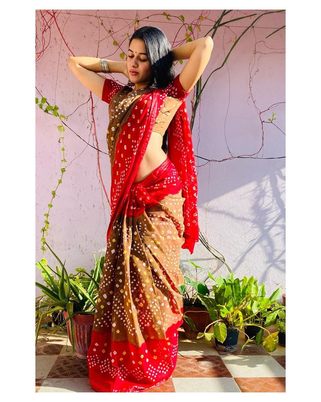 சேலையில் சிலைபோல் இருக்கும் நடிகை மிர்னாளினி ரவியின் ஹாட் போட்டோஸ் ...