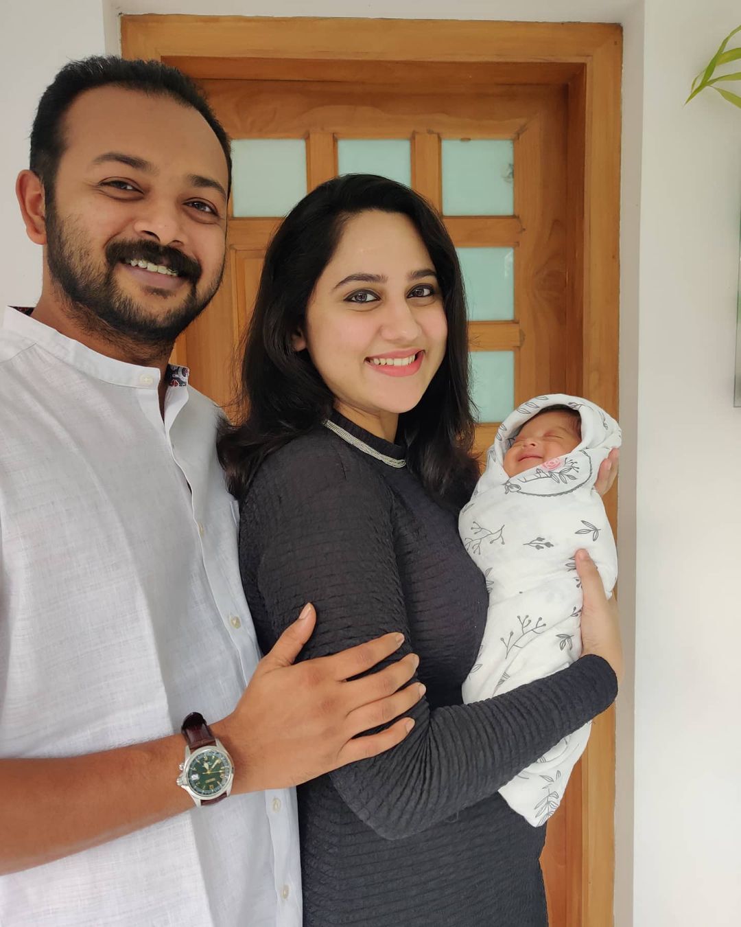 മിയയുടെ ലൂക്ക വൻ ക്യൂട്ടല്ലേ? നടിയുടെ ഏറ്റവും പുതിയ കുടുംബ ചിത്രം ...