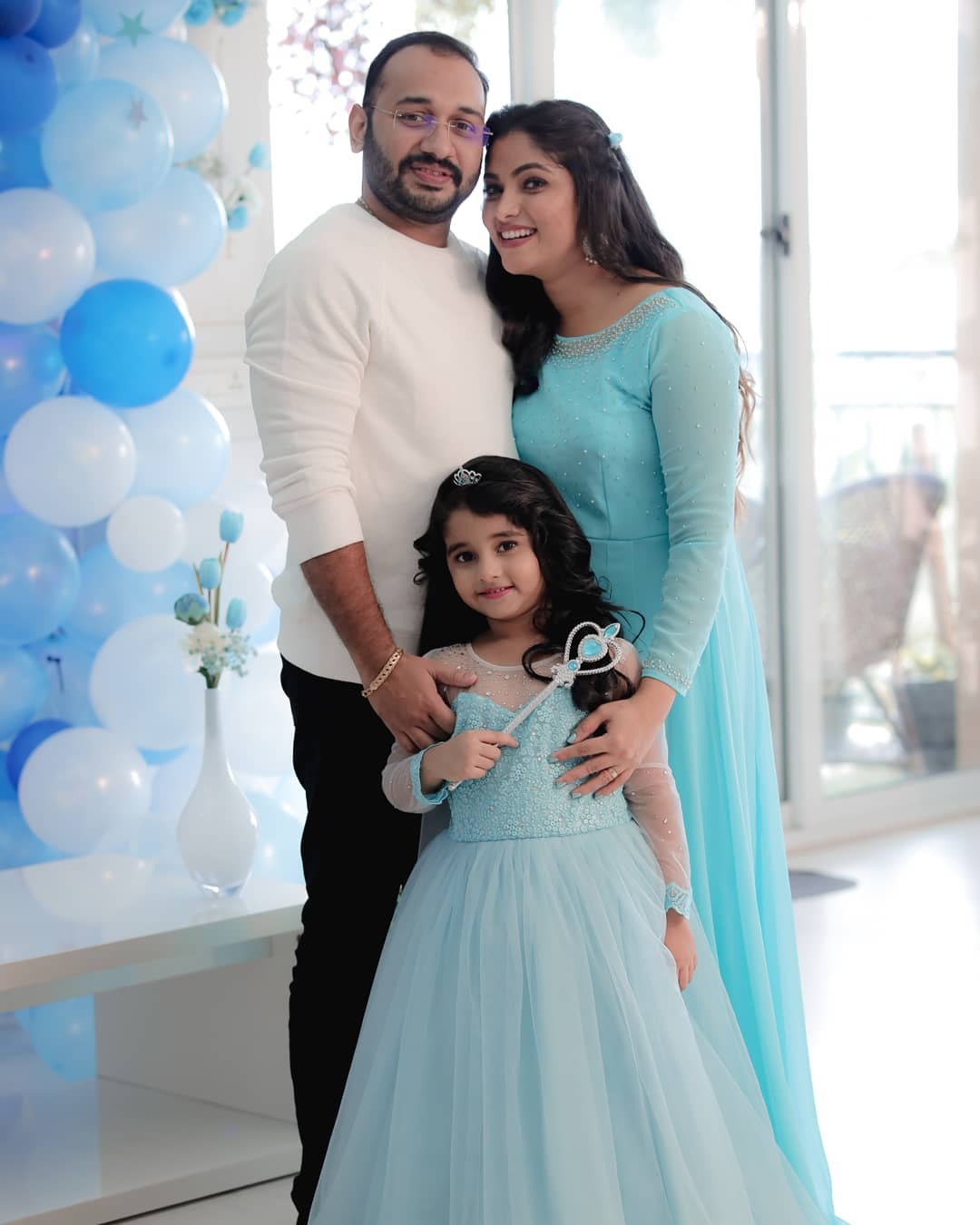 Actress Muktha's Daughter Birthday Stills | ക്യൂട്ടാണ് മുക്തയും മകളും ...
