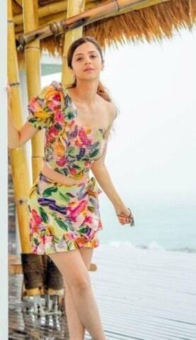 Actress Vedhika Hot Beach Pics | ബീച്ചില്‍ എത്തിയാല്‍ പിന്നെ വേദിക ...