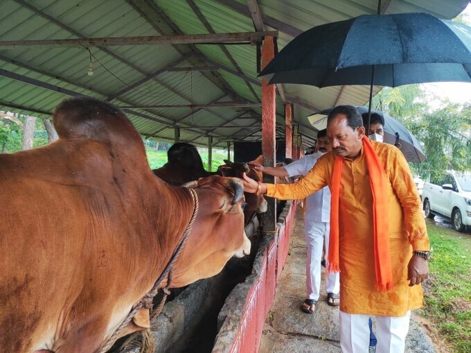 Animal Husbandry Minister Prabhu Chauhan Visits Ramachandrapura Mutt In ...