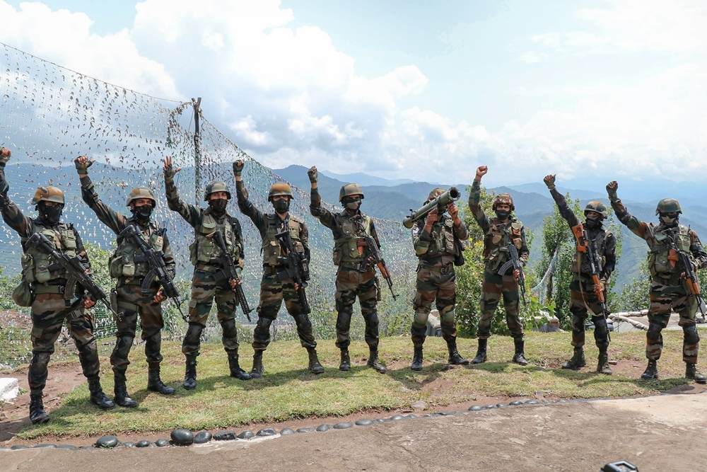 Indian Army soldier during patrolling duty at the Line of Control (LOC ...