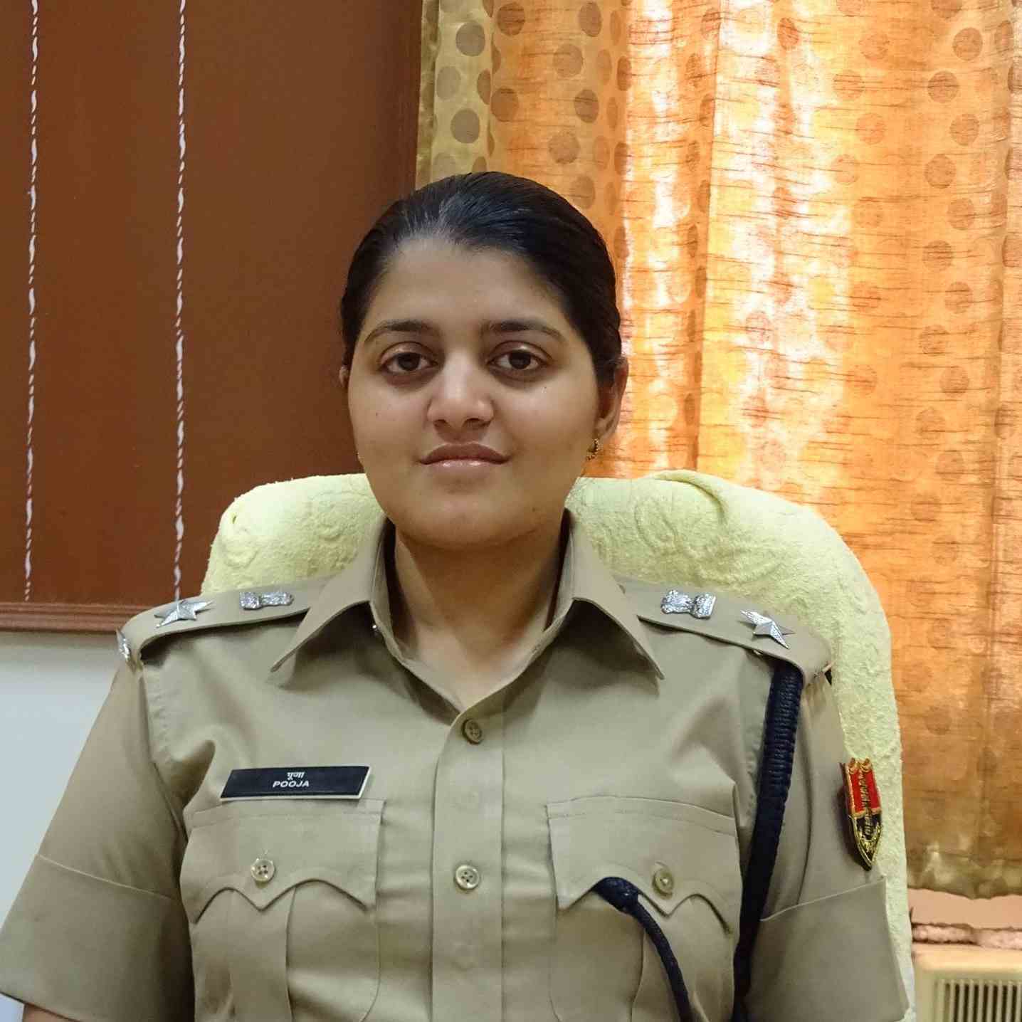 स्टाइल को लेकर चर्चाओं में रहती है IPS पूजा अवाना, किसी एक्ट्रेस से कम ...