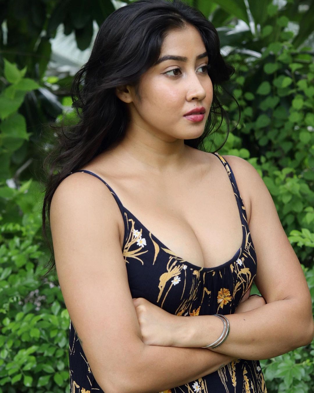 Sofia Ansari అందాలన్నీ అస్సామే..!! | Sofia Ansari complete cleavage show - Oneindia Telugu