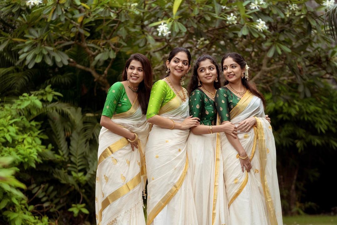 Actress Ahana Krishna and sister Hansika with family clicks | ഇത് ...