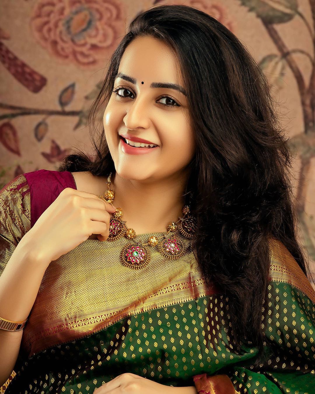 | Actress Bhama New Gorgeous Look In Saree - Oneindia Tamil