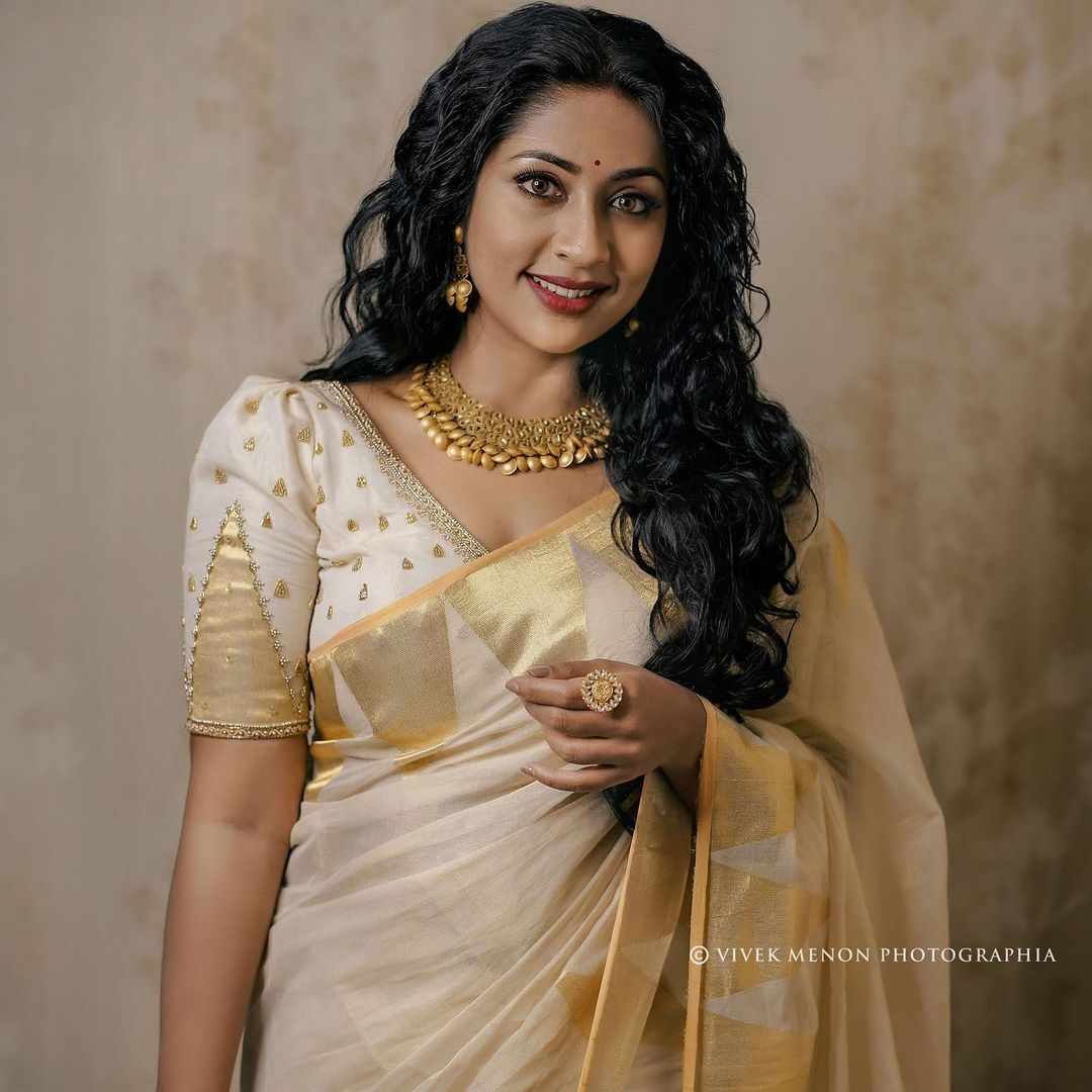 കസവ് സാരിയില്‍ അതിസുന്ദരിയായി നടി നവ്യ നായര്‍; വൈറലായ ഓണ ചിത്രങ്ങള് ...