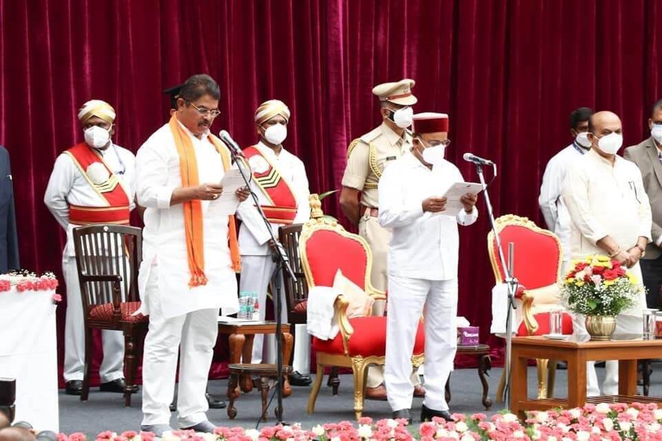 Karnataka Cabinet Ministers Oath Taking Ceremony At Raj Bhavan In ...