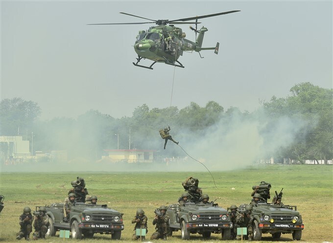 Para Brigade Personnel Perform During Combat Free Fall By 75 ...