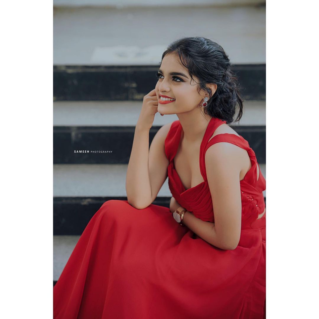 Thanneer Mathan Dinangal Fame Gopika Ramesh Gorgeous in Red Dress ...