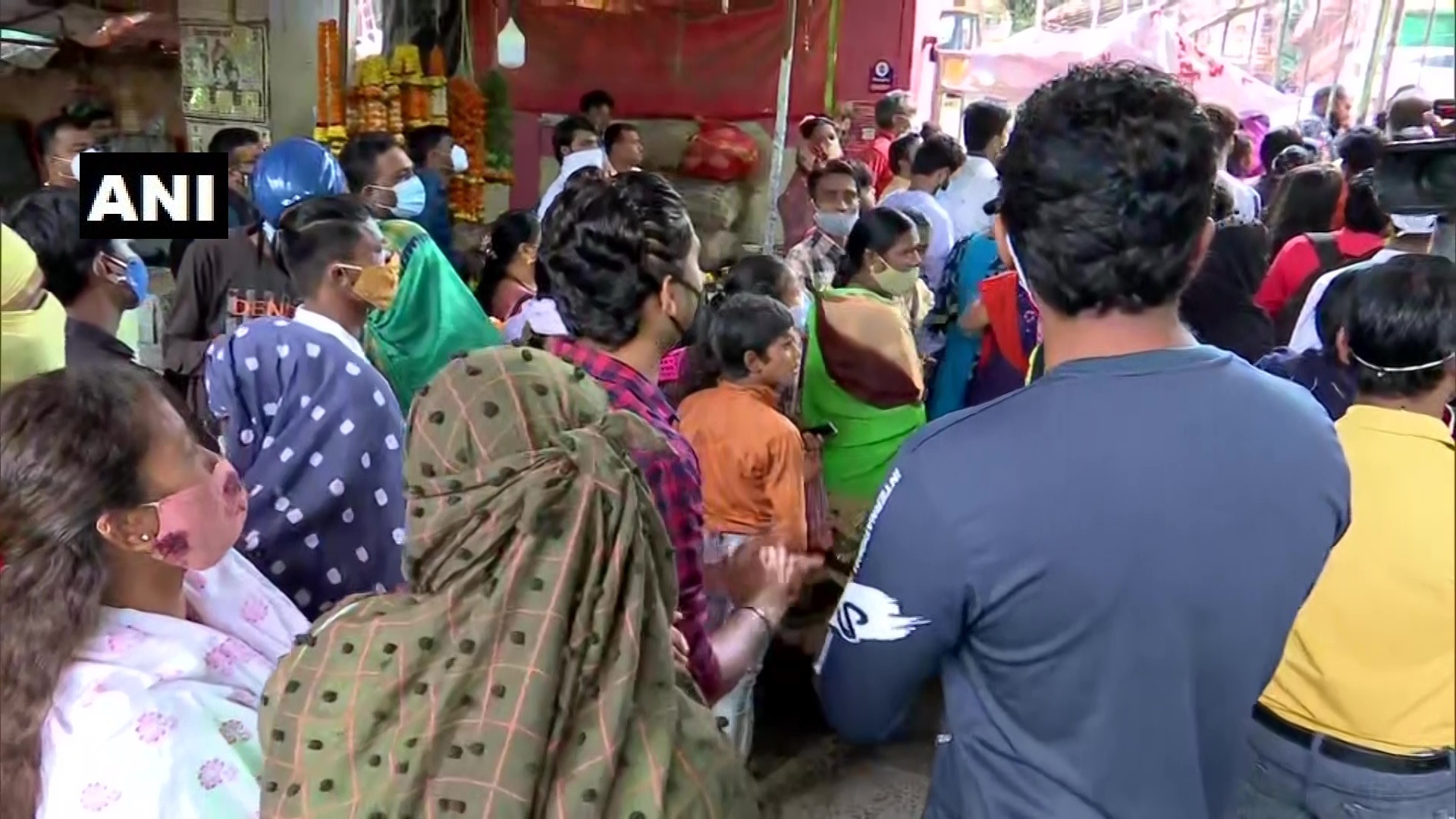 গণেশ চতুর্থীতে মন্দিরের বাইরে মানুষের নজরকাড়া ভিড় | some pictures of ...