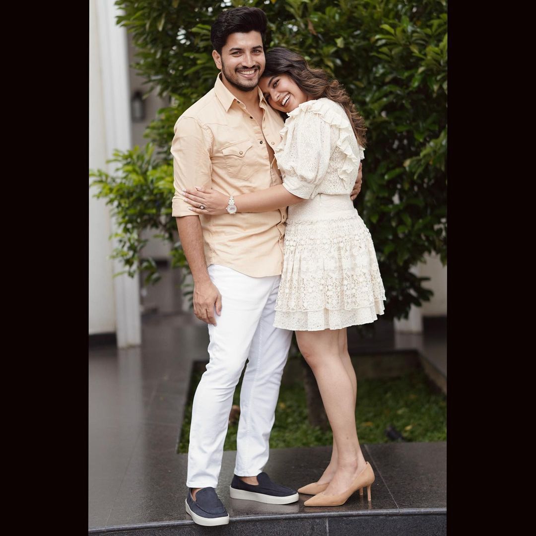 Actor Jeeva Joseph and Wife Aparna Thomas New Romantic Clicks Trending ...