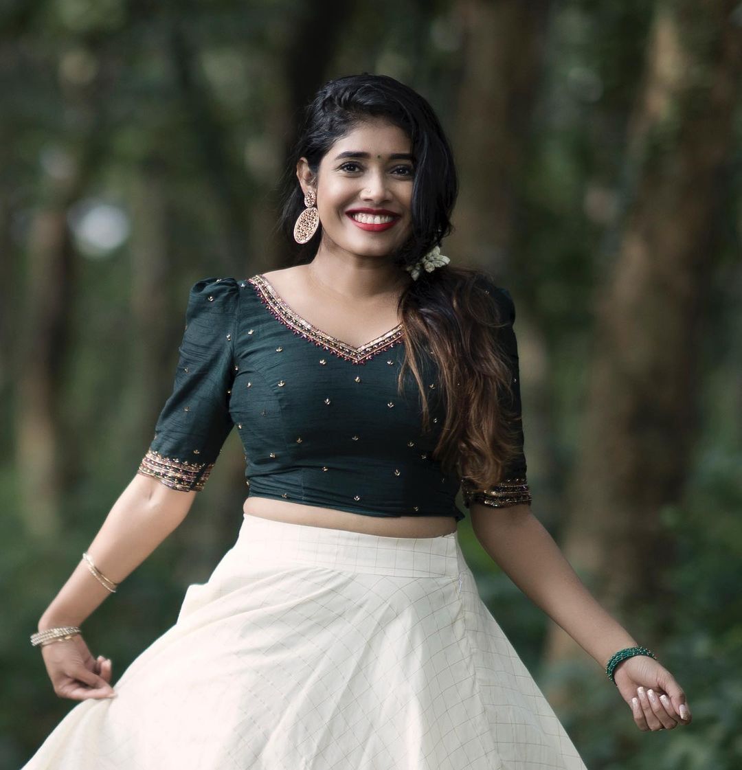 BIgg Boss Malaalam Contestant Alasandra Johnson Looks Glamorous in ...