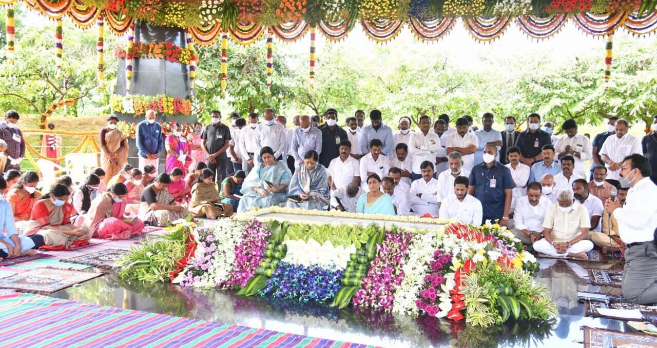 YSR Death Anniversary: వైయస్ సమాధి వద్ద నివాళులు అర్పించిన సీఎం జగన్ ...