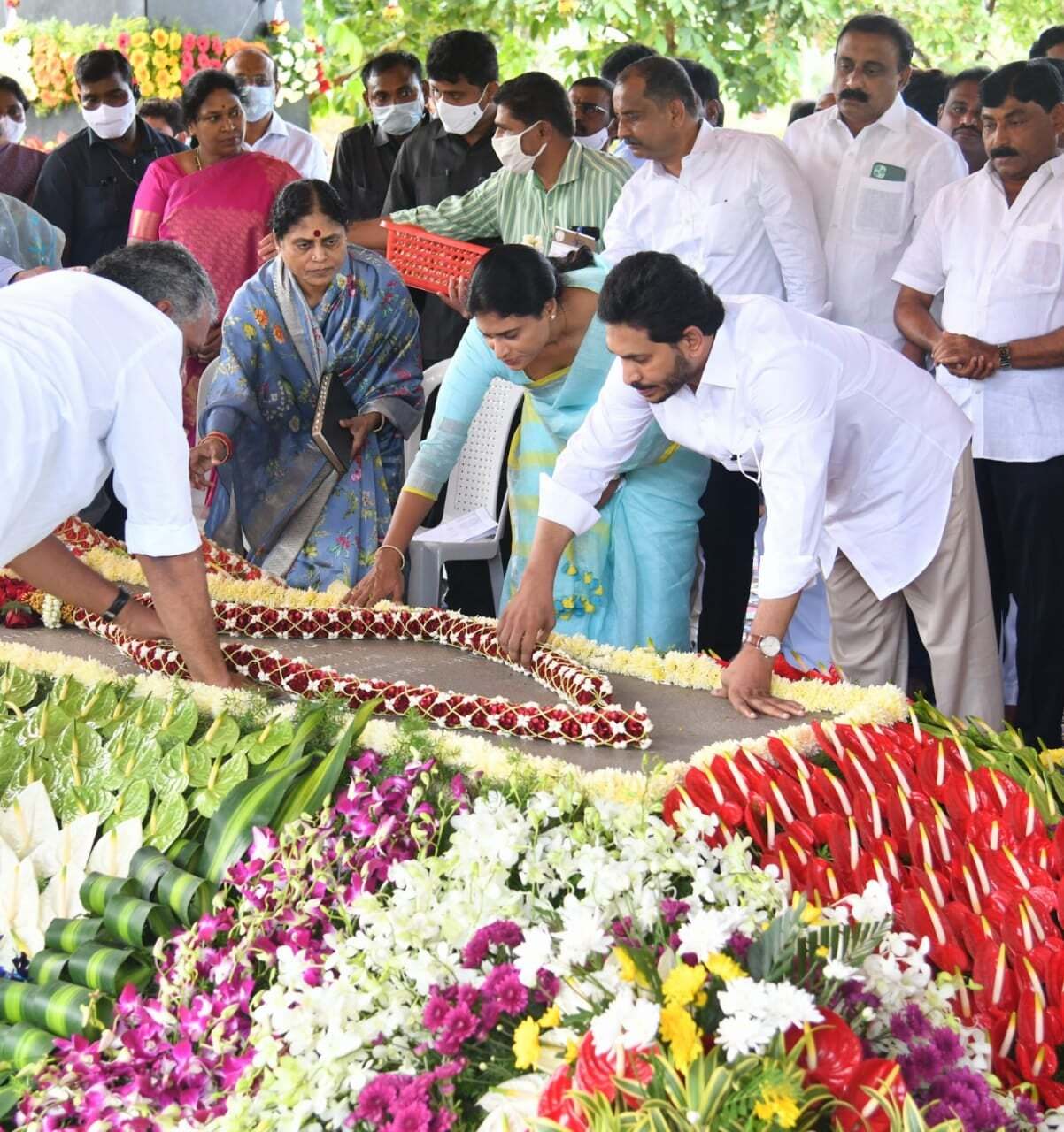 YSR Death Anniversary: వైయస్ సమాధి వద్ద నివాళులు అర్పించిన సీఎం జగన్ ...