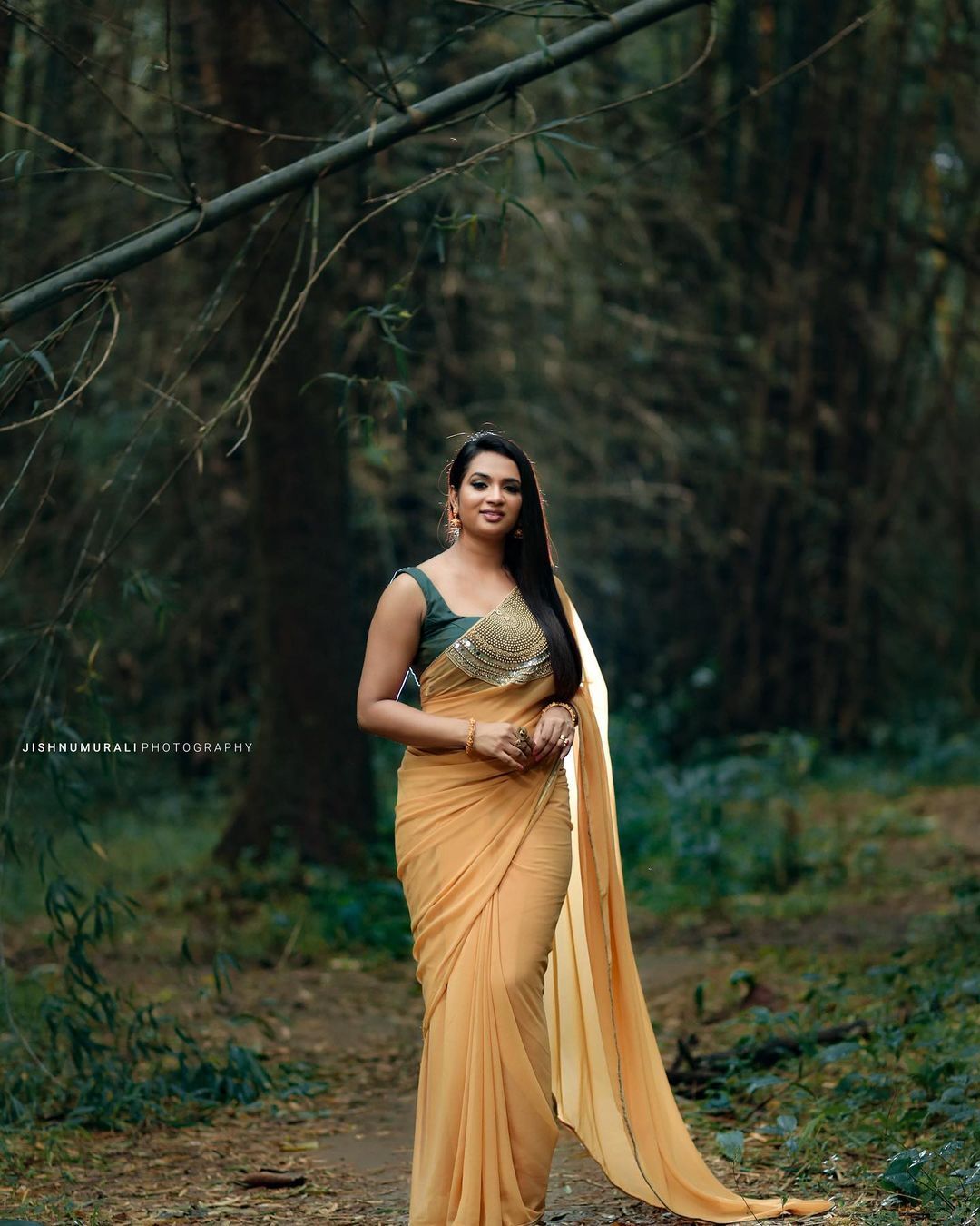 Kudumbavilakku Actress Saranya Anand Glamorous Saree Stills | സാരിയി ...