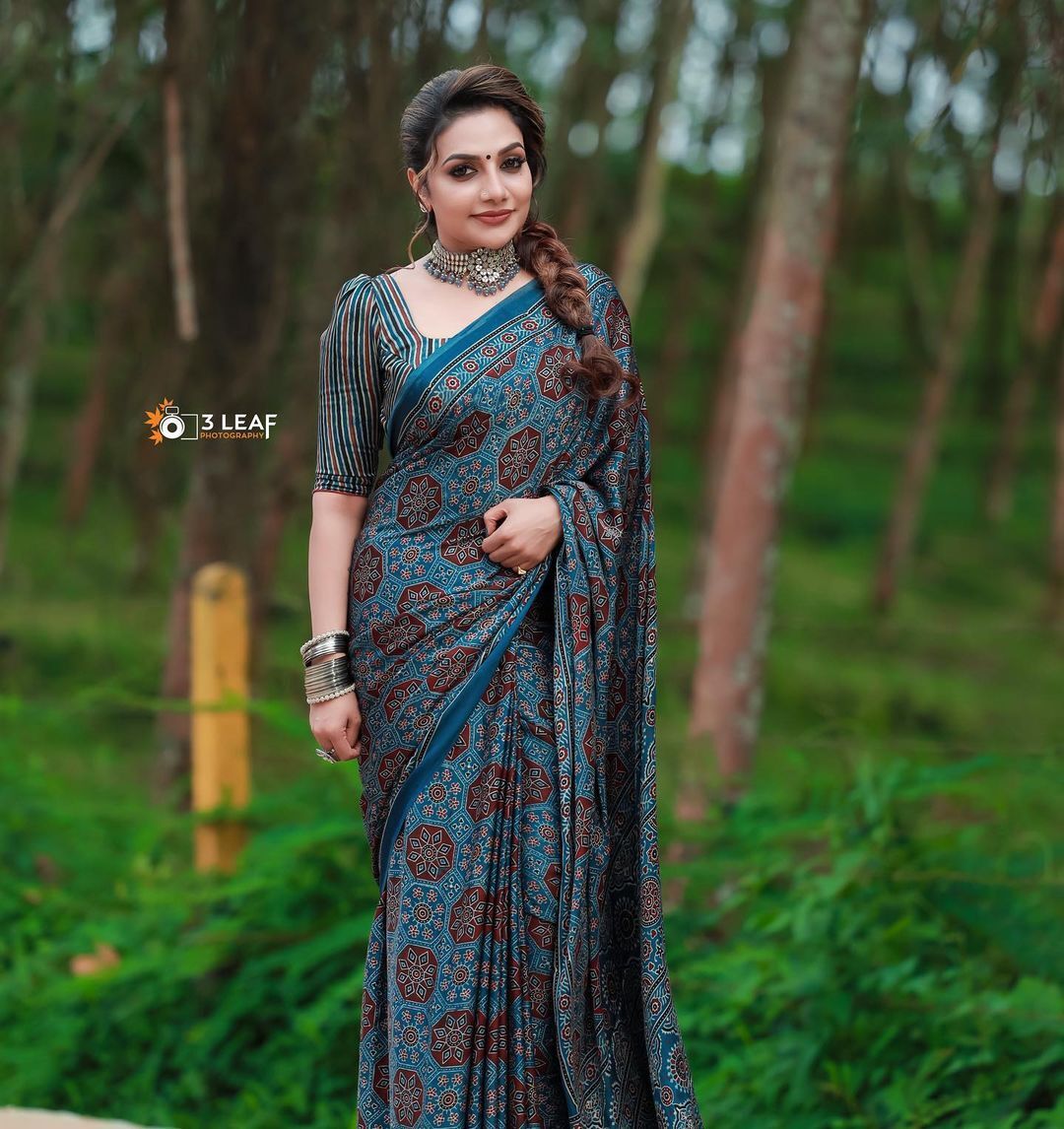 Malayalam Singer Rimi Tomy in New Printed Saree, See Pics | സാരിയില് ...