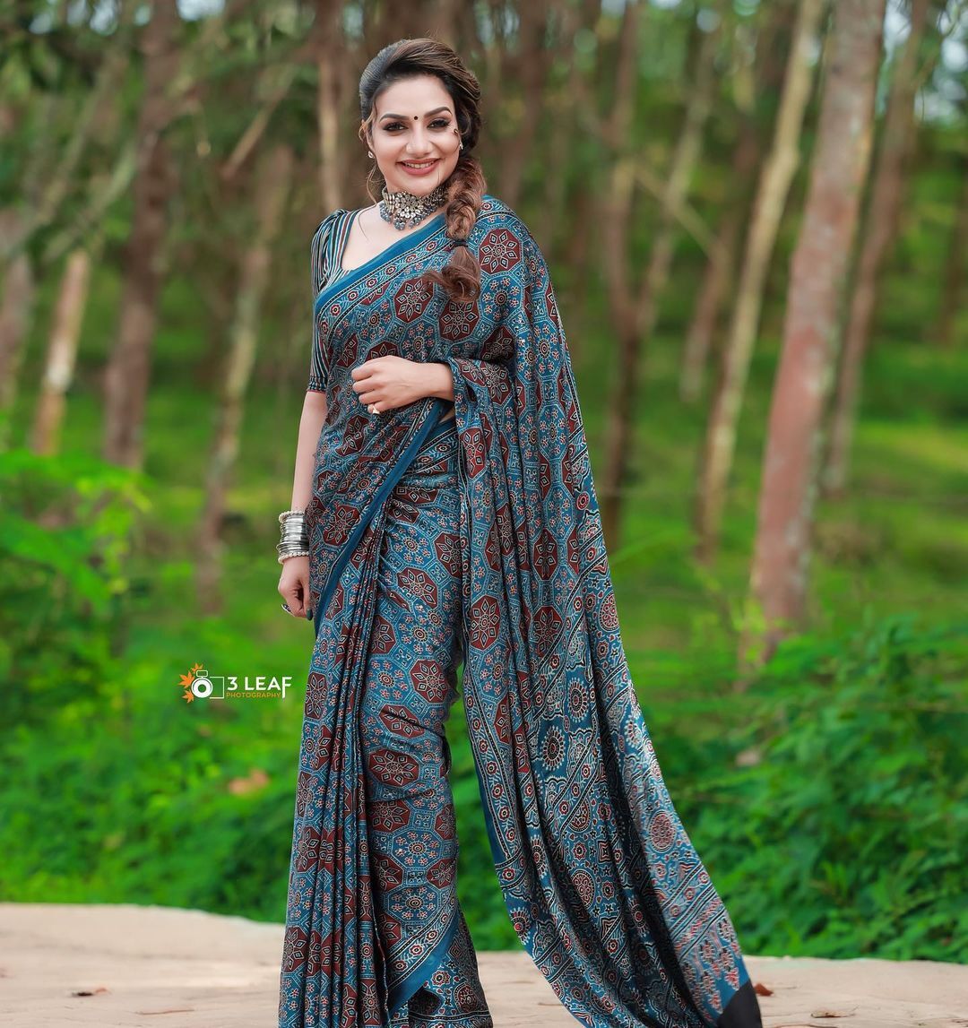 Malayalam Singer Rimi Tomy in New Printed Saree, See Pics | സാരിയില് ...