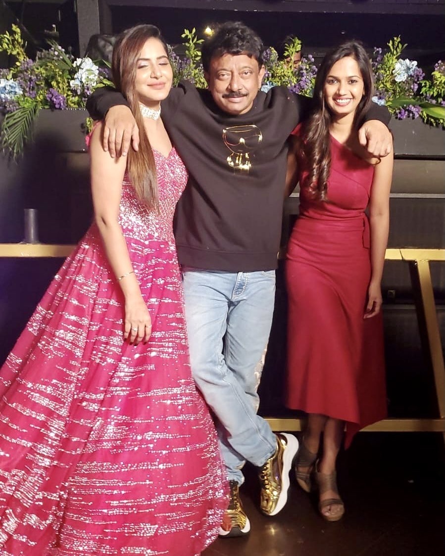 RGV ఫోటోలు :ఇరువురి భామల కౌగిటిలో స్వామి..ఇరుకున పడి నీవు నలిగితివా ...