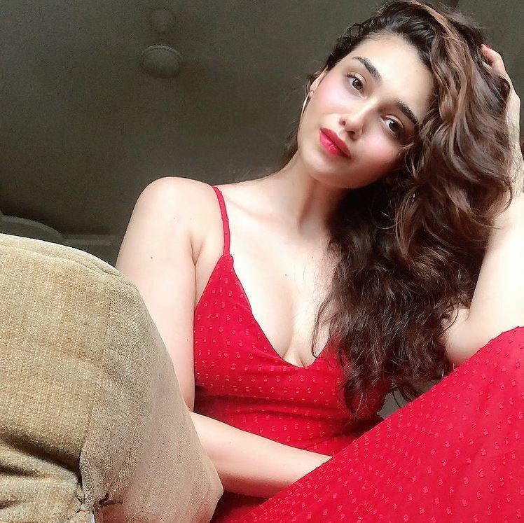 purvimundada: వామ్మో ఏమిటి ఈ అందం ... టాప్ లెస్ ఫొటోలతో రెచ్చిపోతున్న హాట్ బ్యూటీ (ఫొటోస్ ...