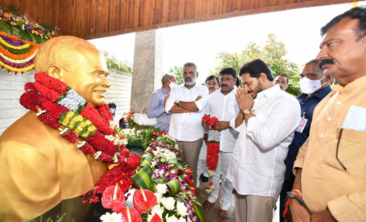 YSR Death Anniversary: వైయస్ సమాధి వద్ద నివాళులు అర్పించిన సీఎం జగన్ ...