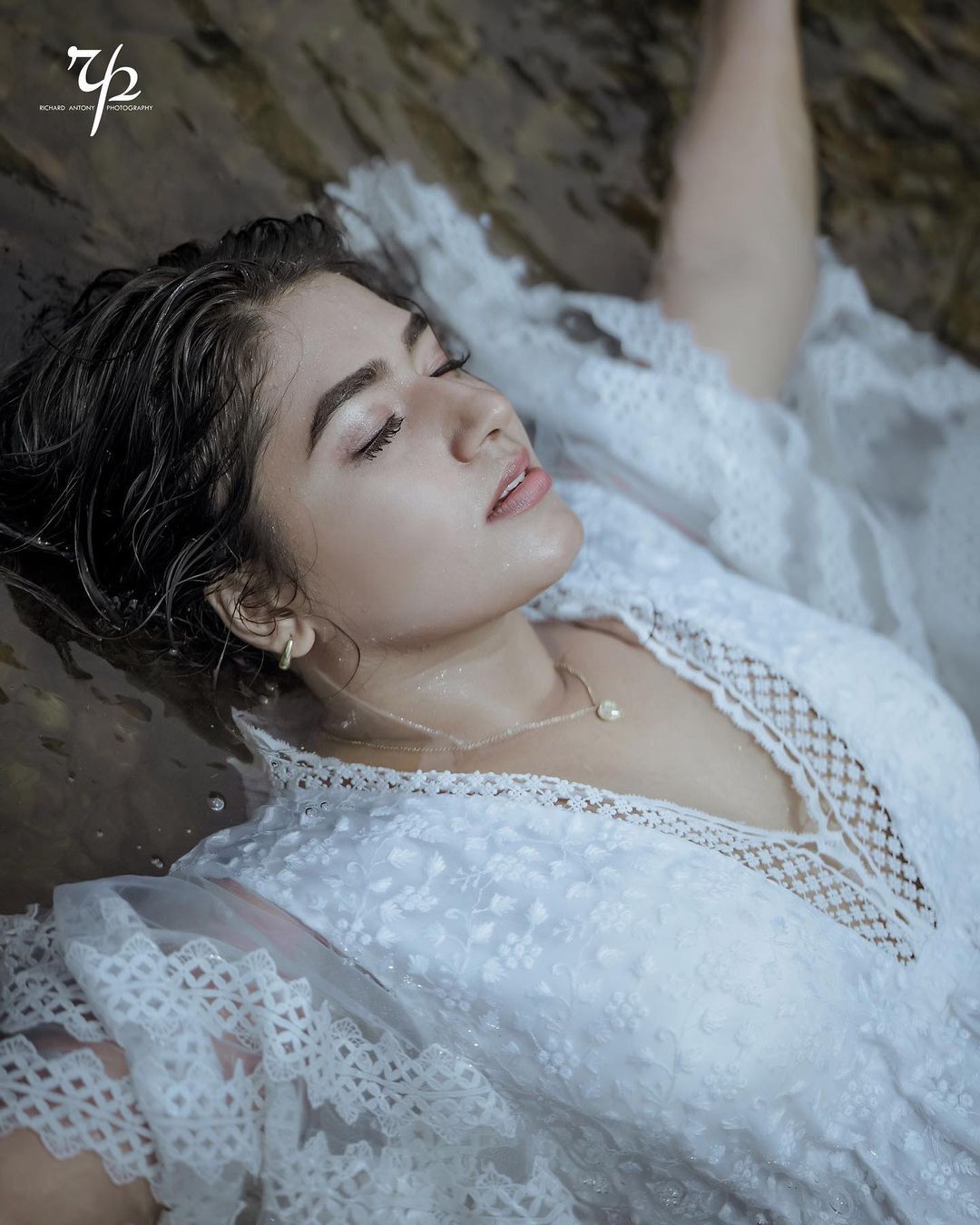 Grace Antony New Photo Shoot Goes Viral | പുഴയുടെ സൗന്ദര്യം കൂട്ടി ...