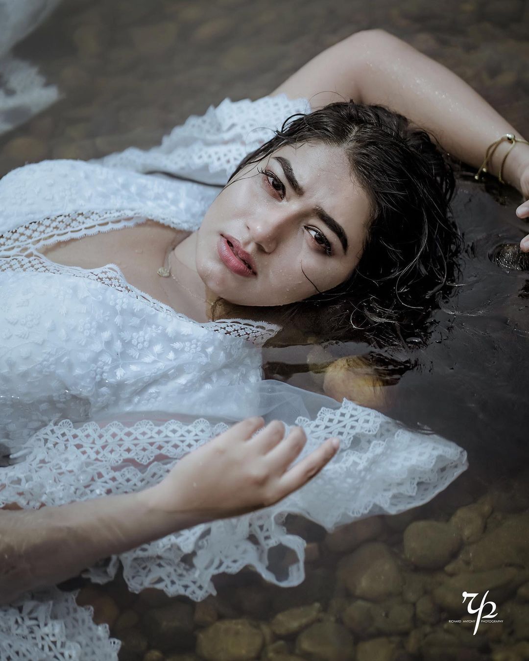 Grace Antony New Photo Shoot Goes Viral | പുഴയുടെ സൗന്ദര്യം കൂട്ടി ...