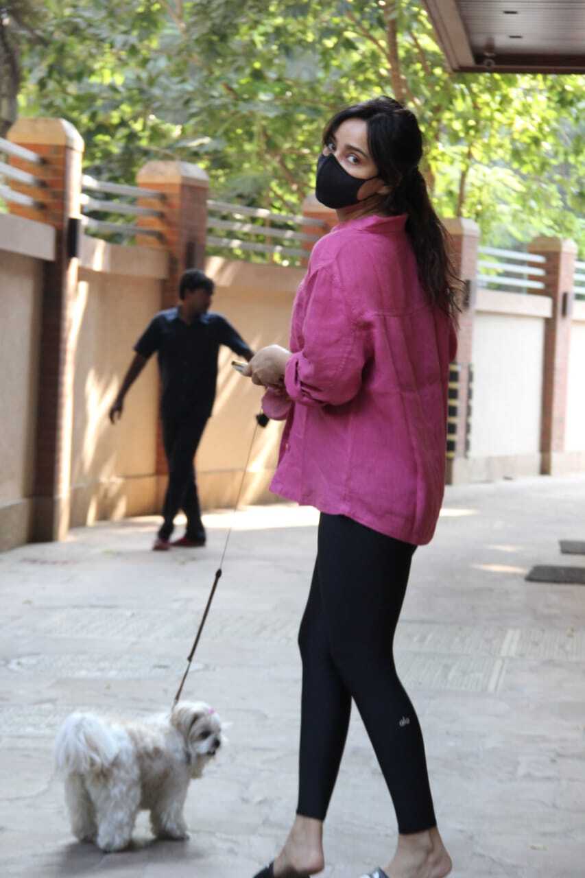 नेहा शर्मा अपने डॉग को घुमाते हुए हुईं स्‍पॉट, देखें दिल को बेचैन कर ...