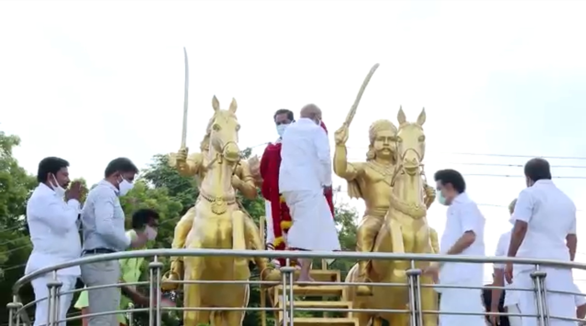 மதுரை தெப்பக்குளத்தில் மருது பாண்டியர்களின் சிலைக்கு முதல்வர் மு.க ...