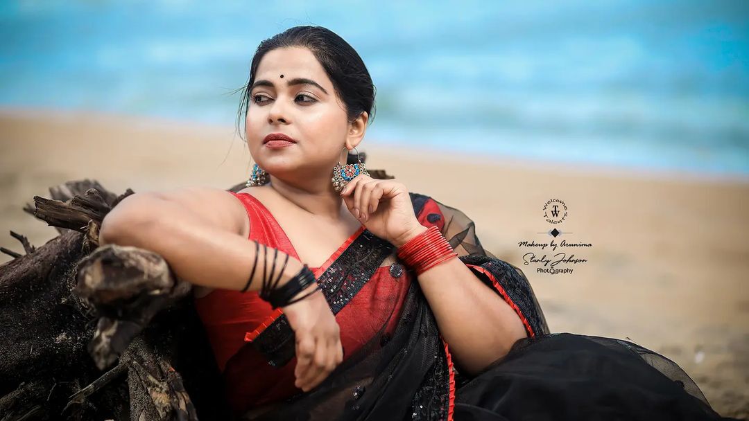 Kakshi Amminippilla Fame Fara Shibla New Glamour Clicks In Saree ...