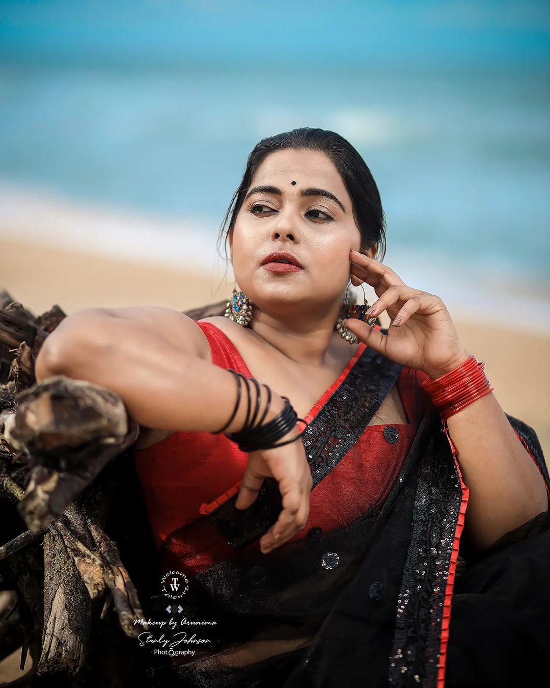 Kakshi Amminippilla Fame Fara Shibla New Glamour Clicks In Saree ...