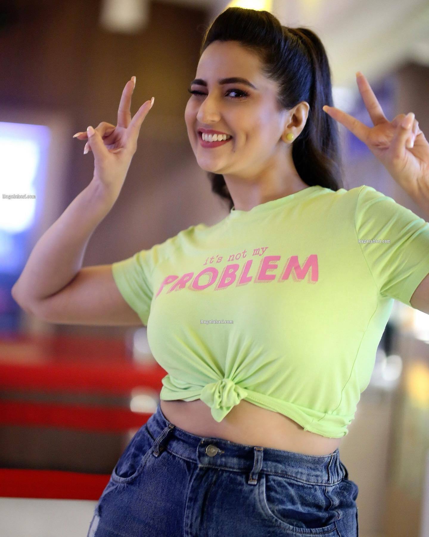 Manjusha:టీషర్టు టైట్‌గా ముడేసి.. అక్కడి వరకు చిరిగిన జీన్స్‌తో హాట్ షో ...