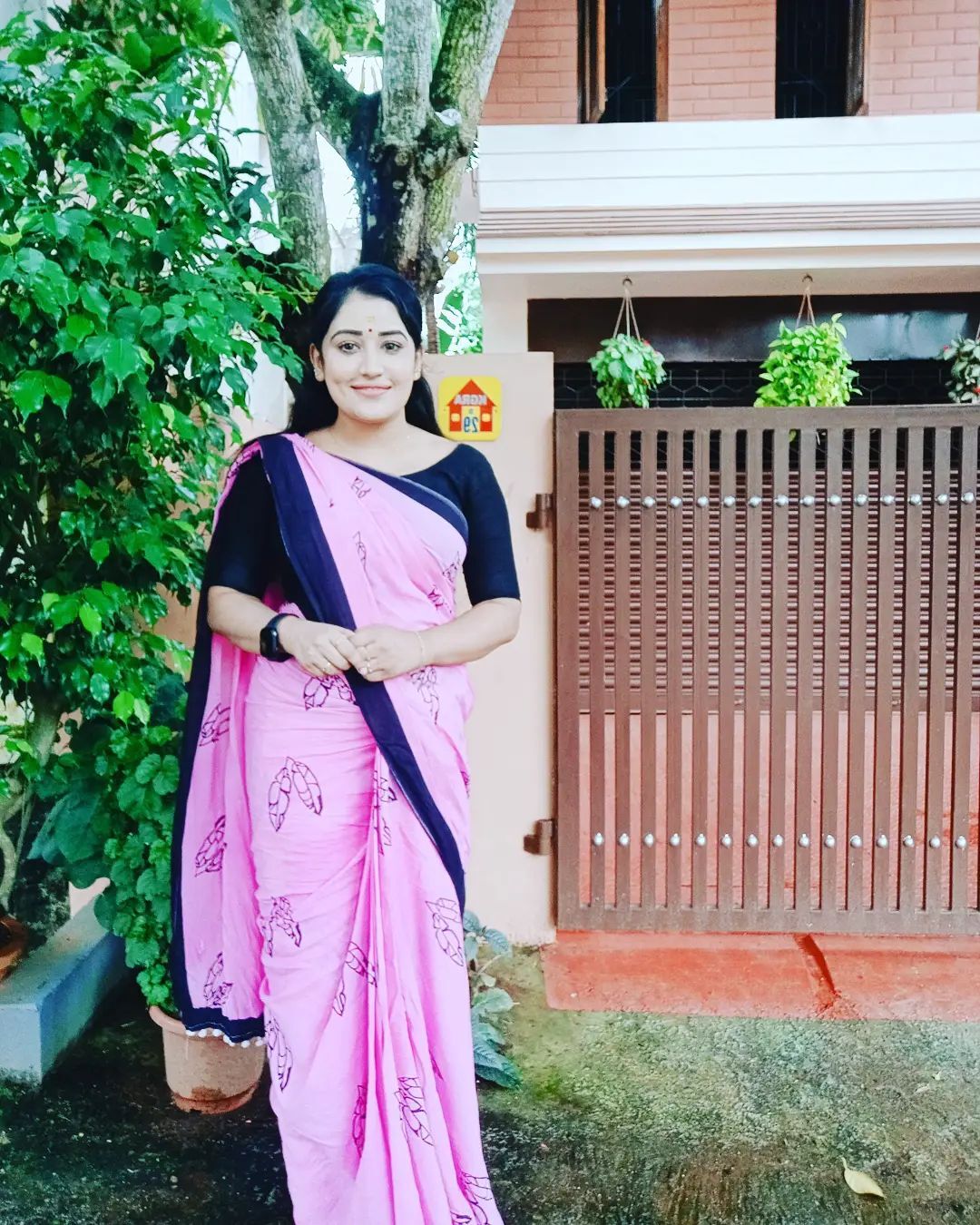 Padatha painkili Fame Anumol RS Karthu in Green Saree, See Viral Pics ...