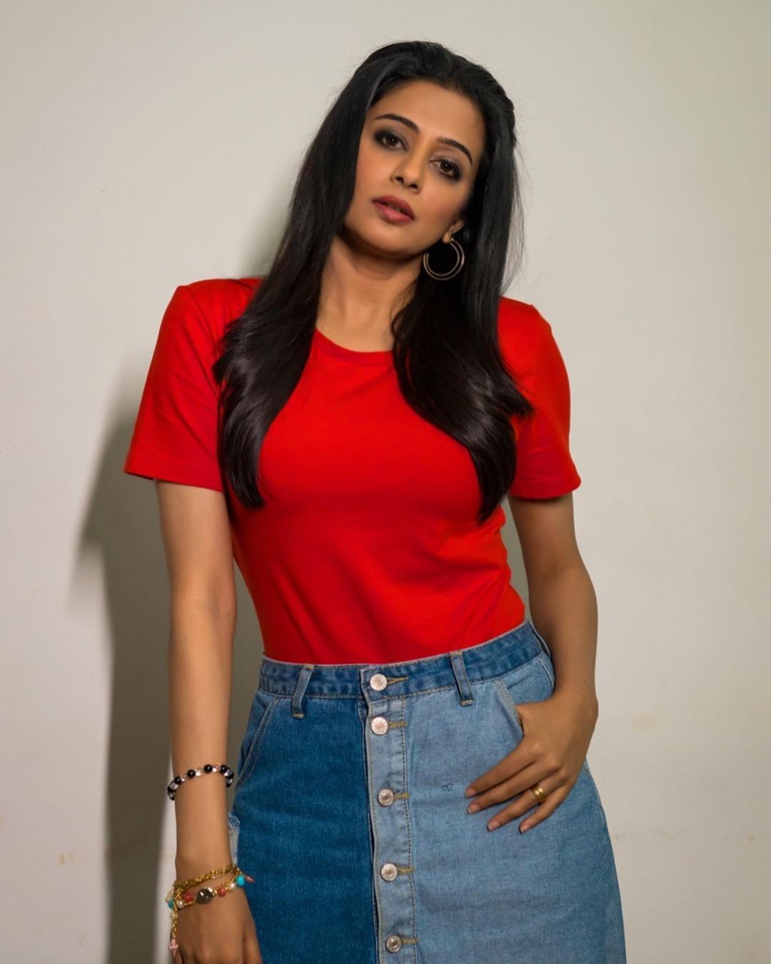 Priyamani:రెడ్ టాప్‌లో అదగొట్టిన నారప్ప భామ(ఫోటోలు) | Priyamani looks ...