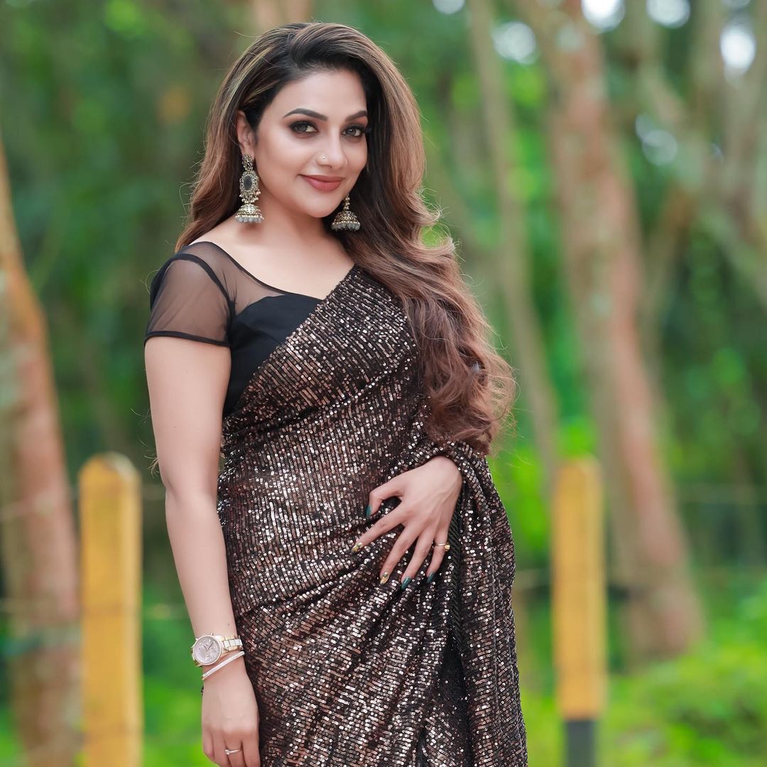 Singer-Actress Rimi Tomy Stylish Saree Pics Viral | സാരിയില്‍ അതീവ ...