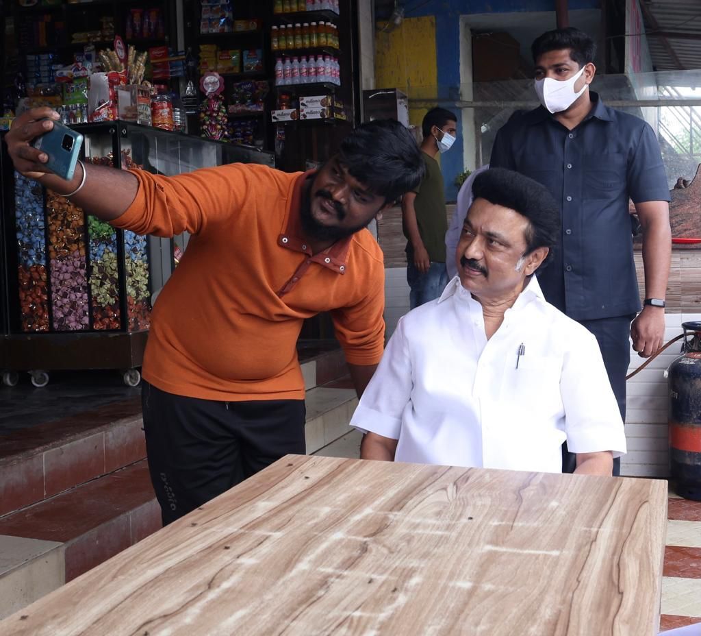 சாலையோர கடையில் அமர்ந்து டீ அருந்திய முதலமைச்சர் மு.க.ஸ்டாலின் ...