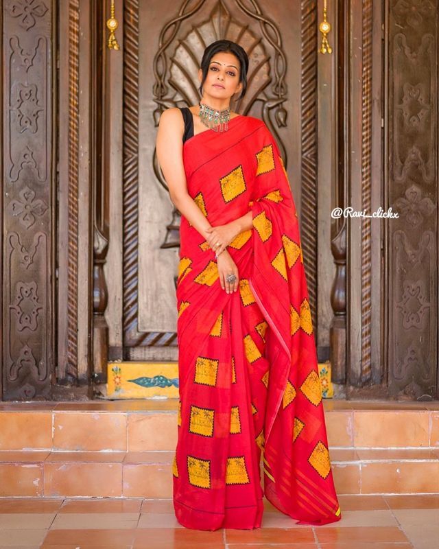 రెడ్‌కలర్ శారీలో అదుర్స్ అనిపించిన ప్రియమణి (ఫోటోలు) | Priyamani looks ...
