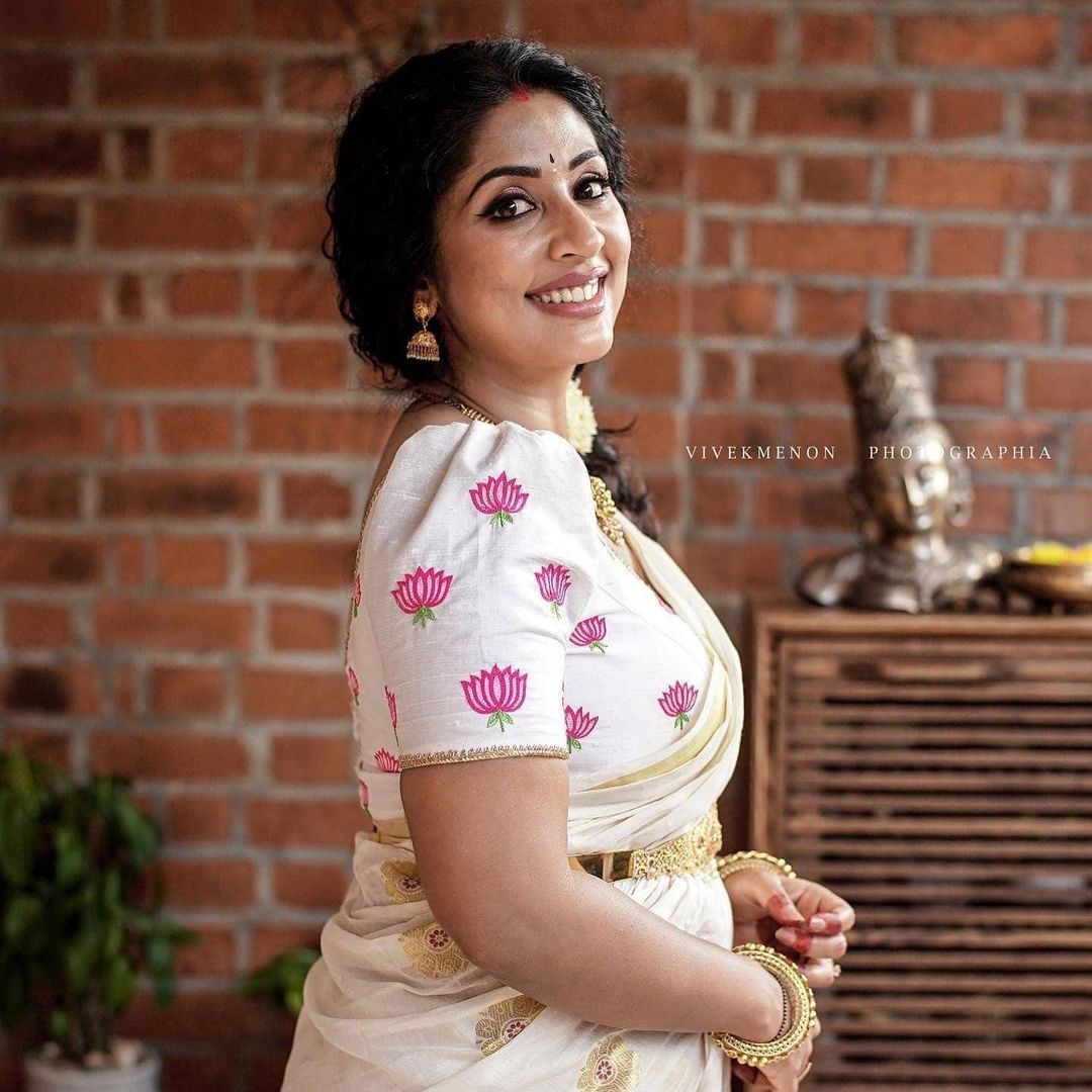 Actress Navya Nair In kerala Saree, See Pics | കസവണിഞ്ഞ് നാടന് ...