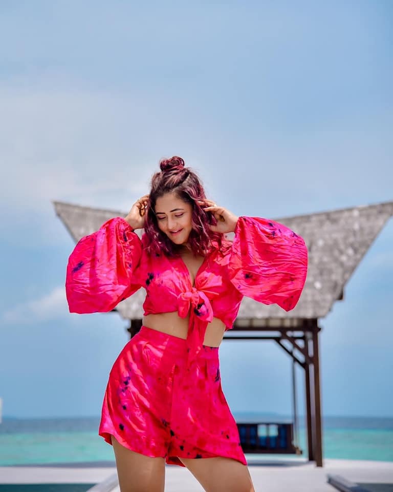 अपने Bold लुक से फैंस का दिल जीत लेती हैं TV एक्ट्रेस रश्मि देसाई ...