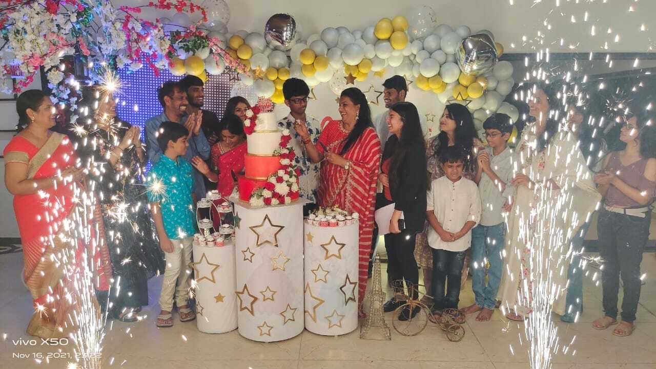 Happy Birthday Roja: కుటుంబ సభ్యుల మధ్య నగరి ఎమ్మెల్యే పుట్టినరోజు ...