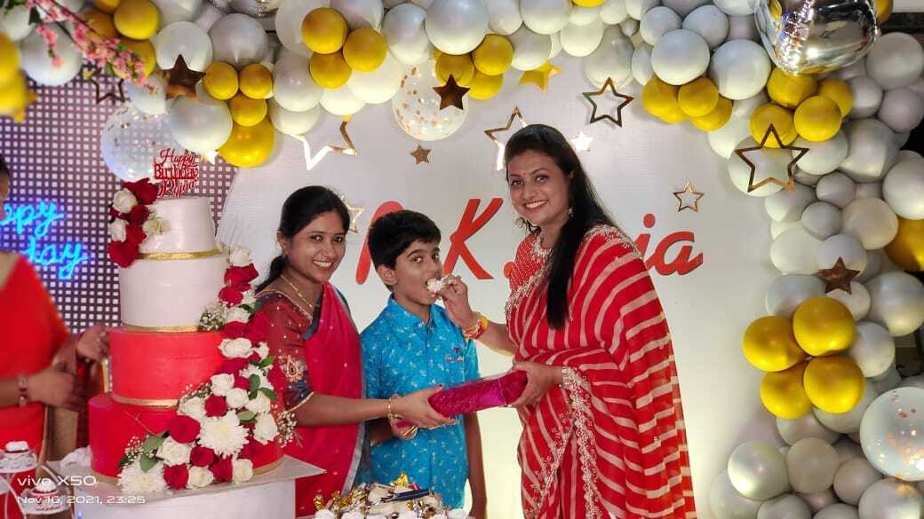 Happy Birthday Roja: కుటుంబ సభ్యుల మధ్య నగరి ఎమ్మెల్యే పుట్టినరోజు ...