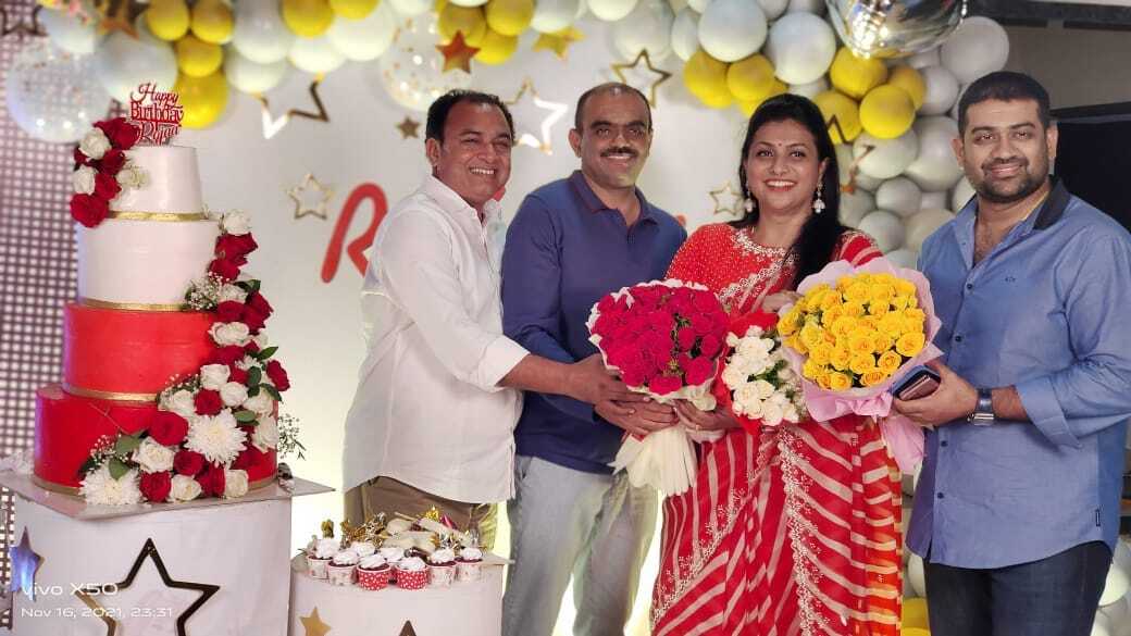 Happy Birthday Roja: కుటుంబ సభ్యుల మధ్య నగరి ఎమ్మెల్యే పుట్టినరోజు ...
