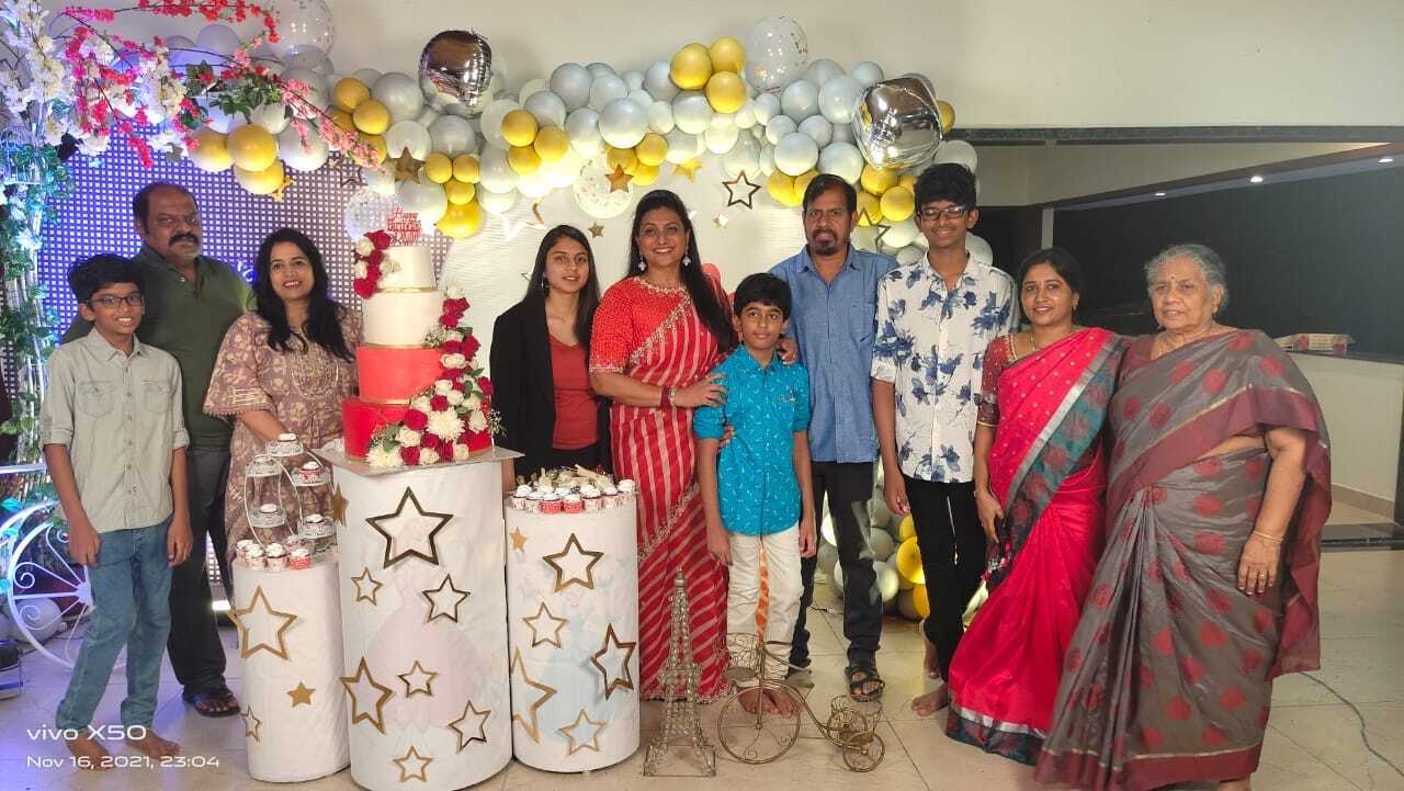 Happy Birthday Roja: కుటుంబ సభ్యుల మధ్య నగరి ఎమ్మెల్యే పుట్టినరోజు ...