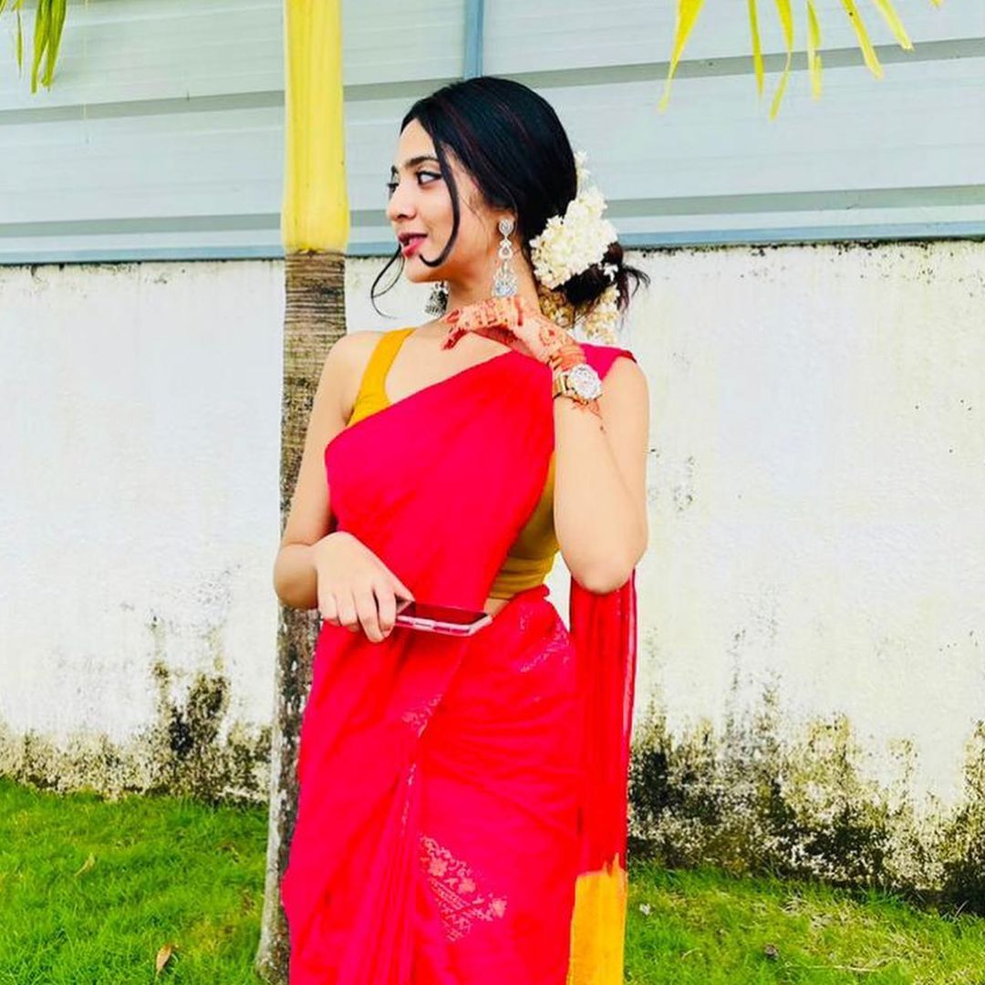 Malayalam Actress Nandhana Varma Latest Saree Pics | സാരിയില് ...