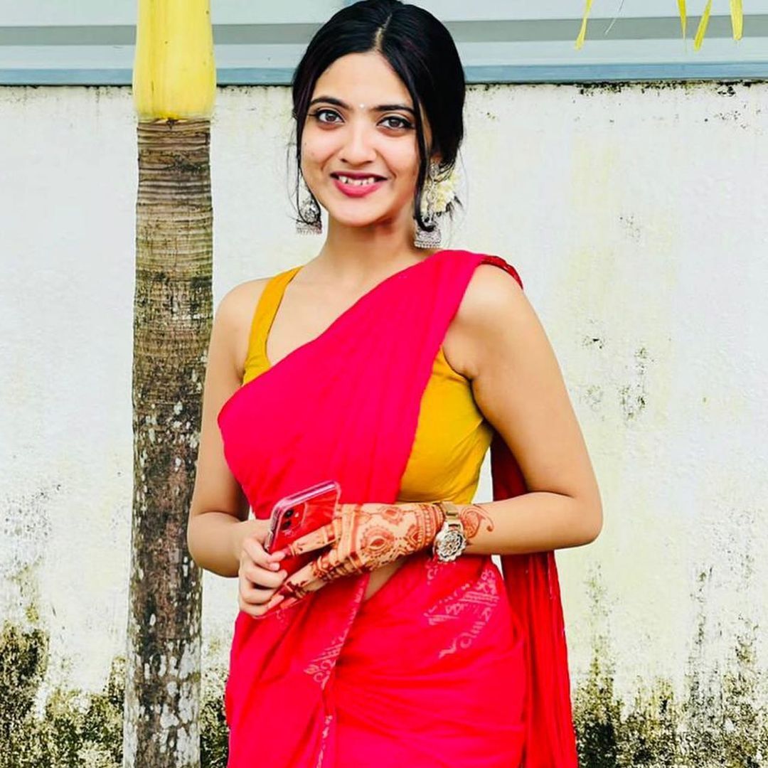 Malayalam Actress Nandhana Varma Latest Saree Pics | സാരിയില് ...