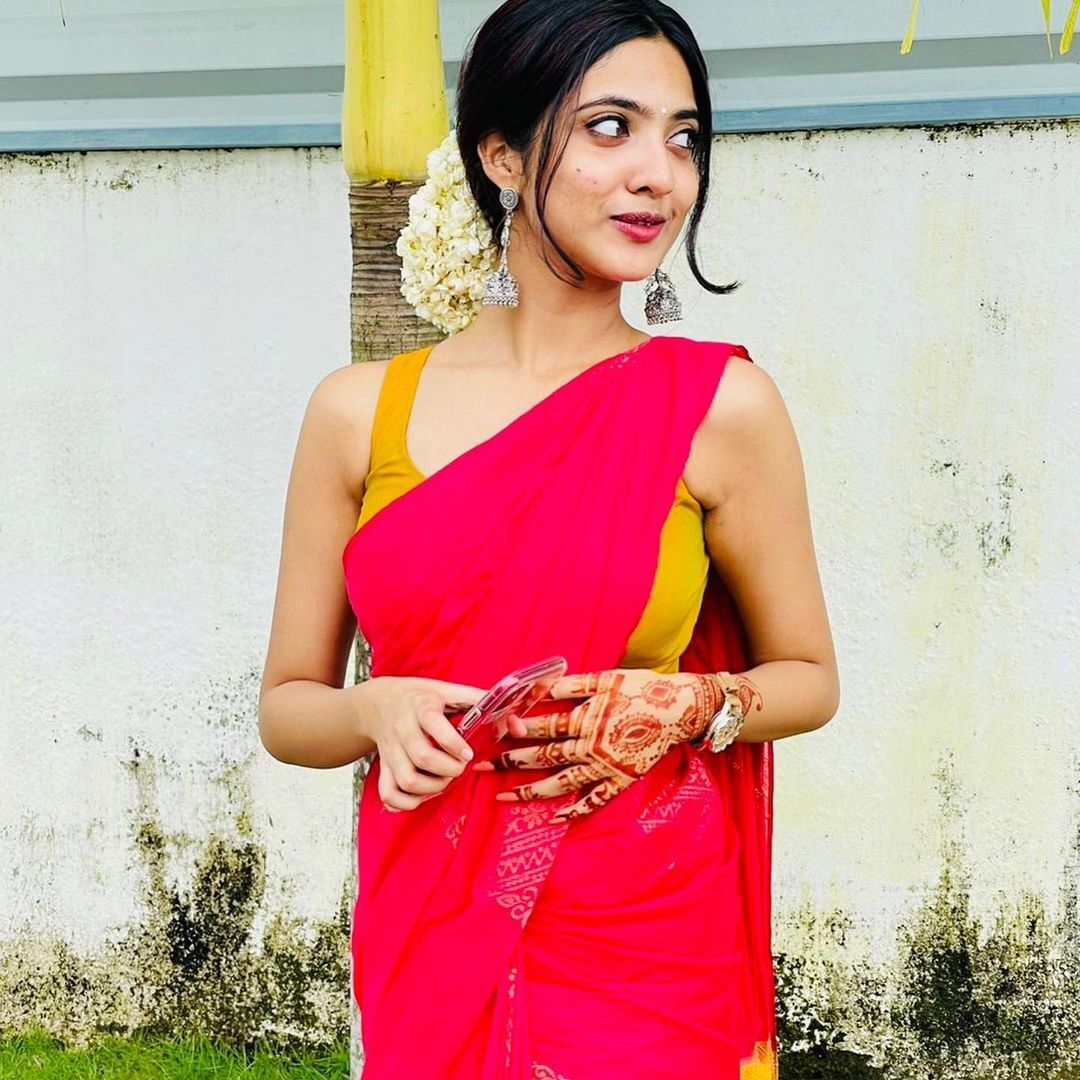 Malayalam Actress Nandhana Varma Latest Saree Pics | സാരിയില് ...