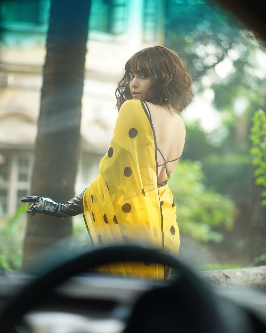 Backless साड़ी में बॉलीवुड एक्ट्रेस अदा शर्मा ने ढाया कहर, Photos हुईं ...